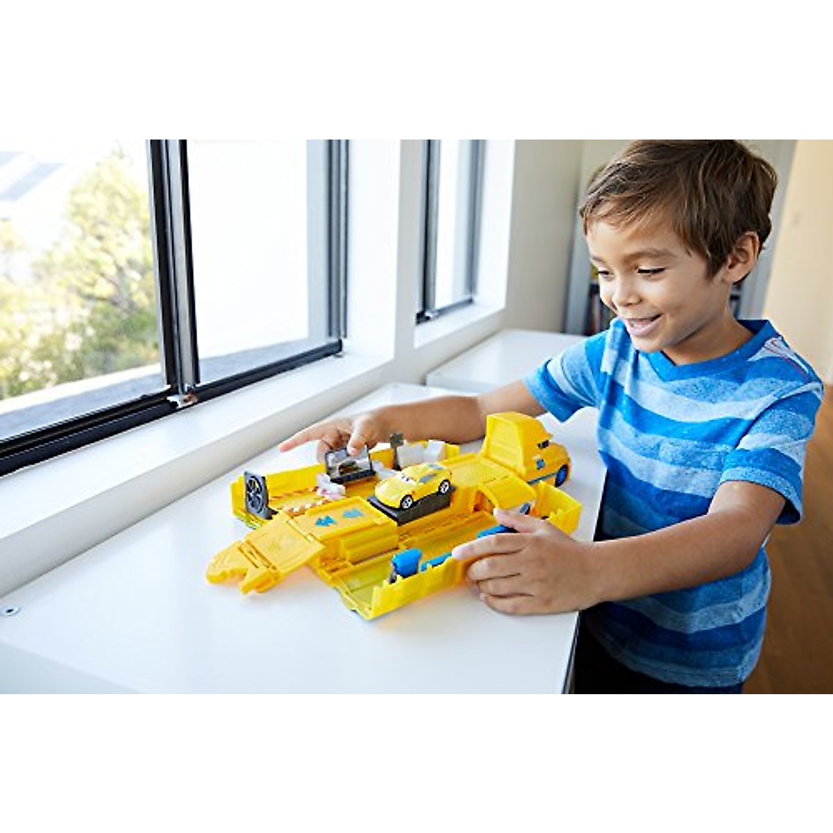 Disney Pixar Cars Cruz Ramirez's Hauler Playset