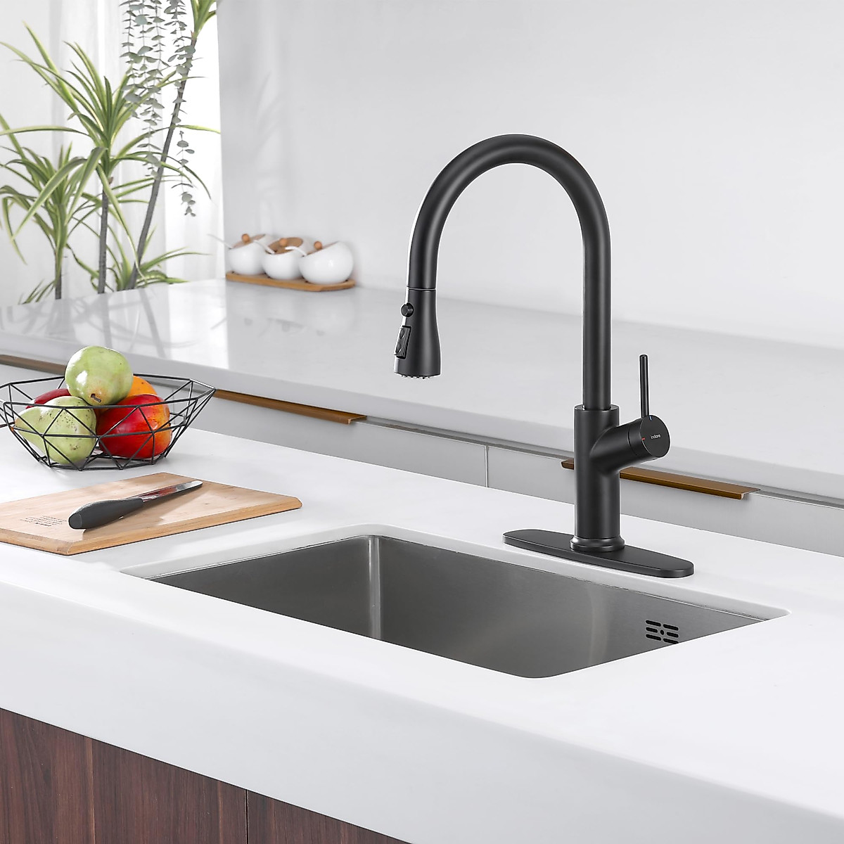 Indare Kitchen Faucets， Kitchen Faucet with Pull-Down Sprayer， Matte Black Kitchen Faucet with Deck Plate， Kitchen Faucet with Sprayer