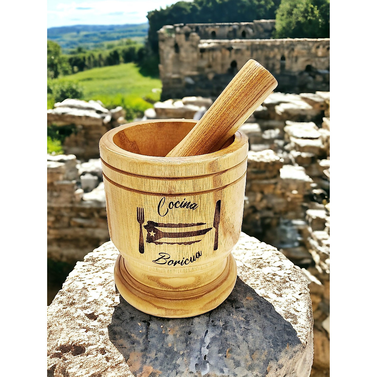 Wooden Mortar Puerto Rico (Big), Pilón de Puerto Rico/Pilón Boricua. Cocina Boricua (Grande) Size : 6.25 X 5.25. Flag design engraved. Con diseño de bandera grabado en la madera.