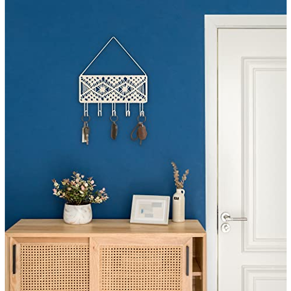 Mkono Key Holder for Wall Decorative Small Macrame Key Holder Boho Home Decor 5 Hooks Display Key Hanger for Entryway, Hallway, Bedroom, Living Room