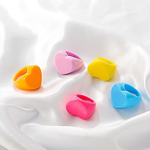 XUN Zhe 3Pcs Colorful Resin Heart Chuncky Rings Set,Cute Love Heart Shaped Acrylic Finger Rings Bands Jewelry for Women Teen Girls Party Accessories (Green Blue Pink)