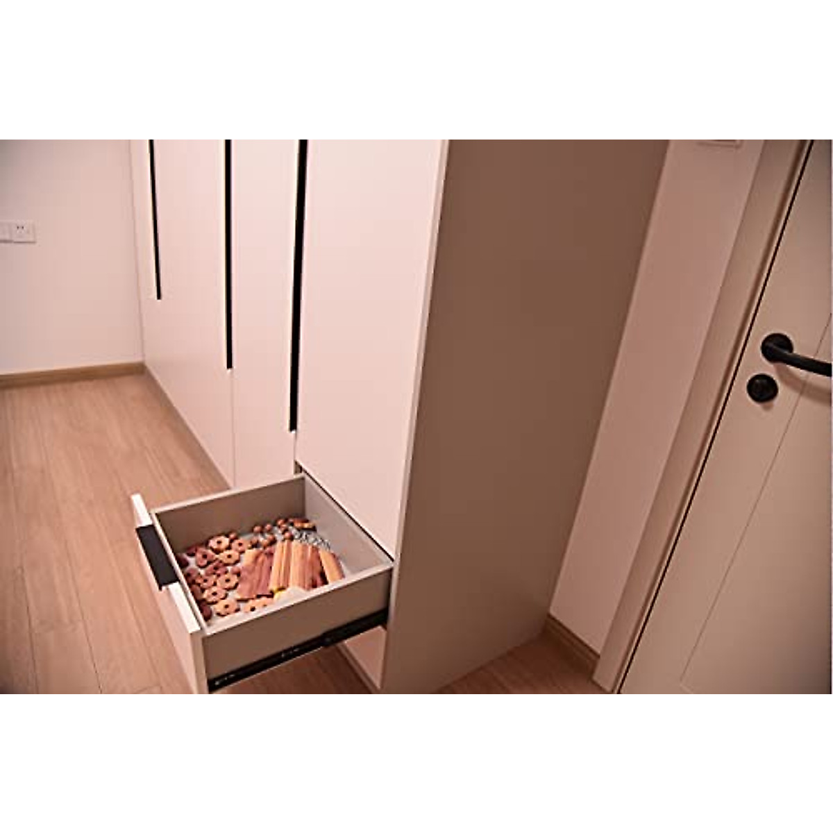 Wahdawn Fresh Aromatic Cedar Wood Blocks for Clothes Storage, Natural Red Cedar Value of Balls Hangers Rings Planks and Chips Sachets (40 Items)