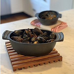 Outset - 76495 Outset Cast Iron Seafood and Mussel Pot with Lid for Empty Shells, 2.5 Quart, Black