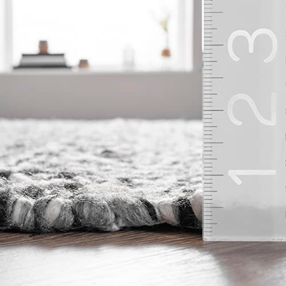 nuLOOM Natosha Indoor/Outdoor Chevron Striped Accent Rug, 2x3, Silver