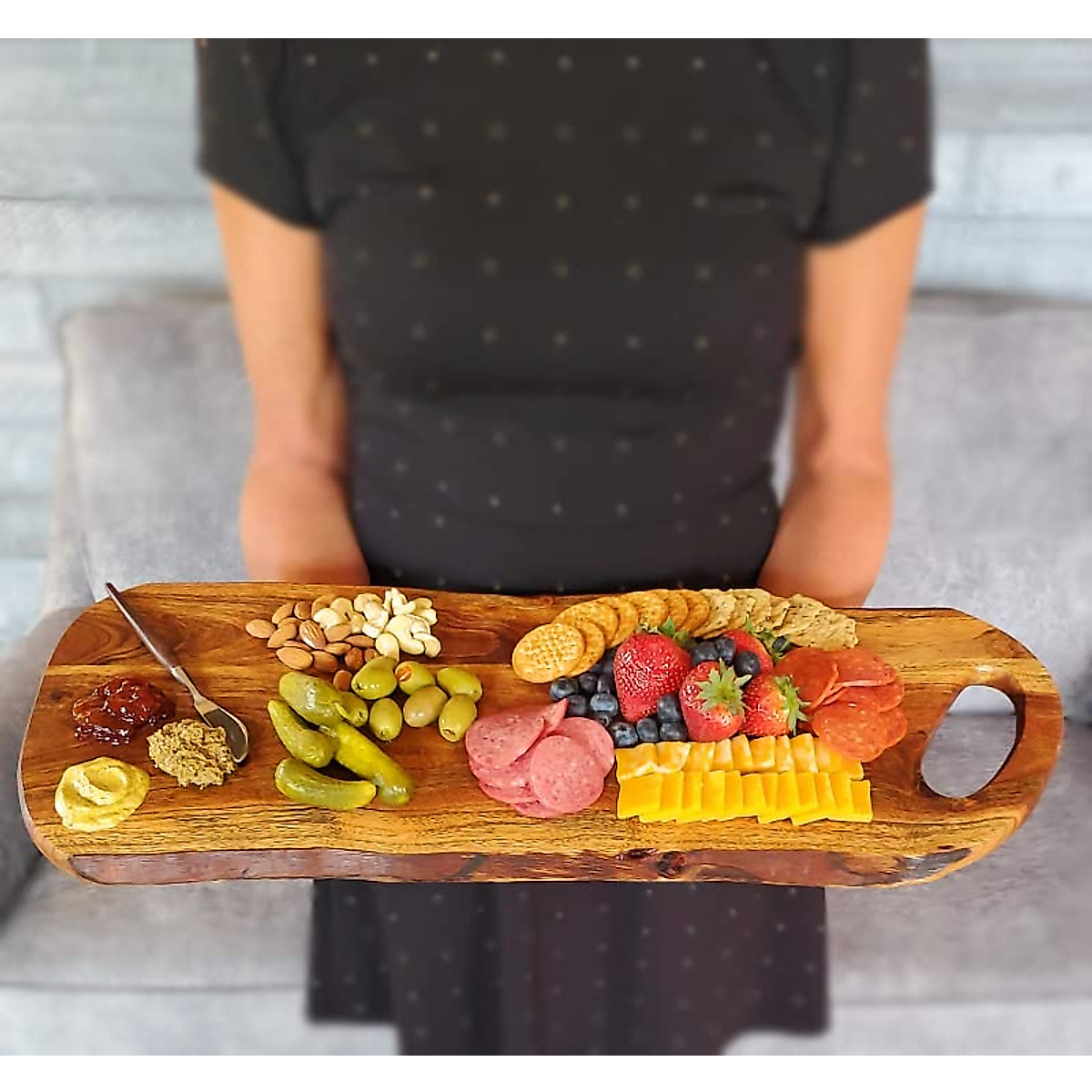 FEATHERLEE - Extra Large Premium Natural Live Edge Acacia Charcuterie Cheese Board Serving and Cutting Tray with Round Handle