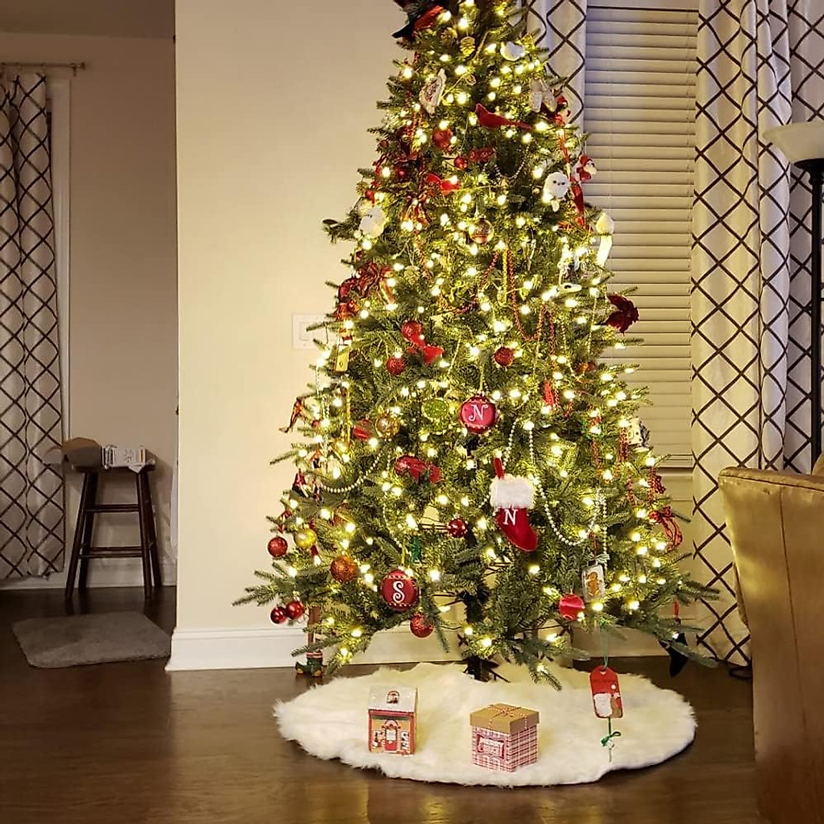 YEAHOME Christmas Tree Skirt, 48 Inch White Soft Faux Fur Tree Skirts Plush Christmas Decorations, White Ornaments Christmas Tree Skirts Xmas Decorations Indoor Holiday Party Decor