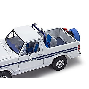 Revell 17242 '80 Ford Bronco w/Bass Boat & Trailer 1:24 Scale 157-Piece Skill Level 5 Model Truck Building Kit