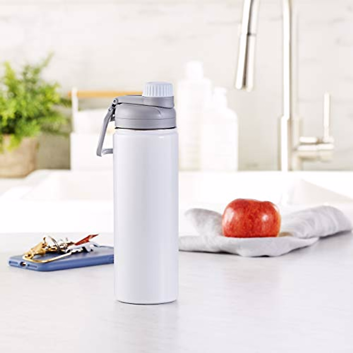Amazon Basics Stainless Steel Insulated Water Bottle with Spout Lid – 20-Ounce, White