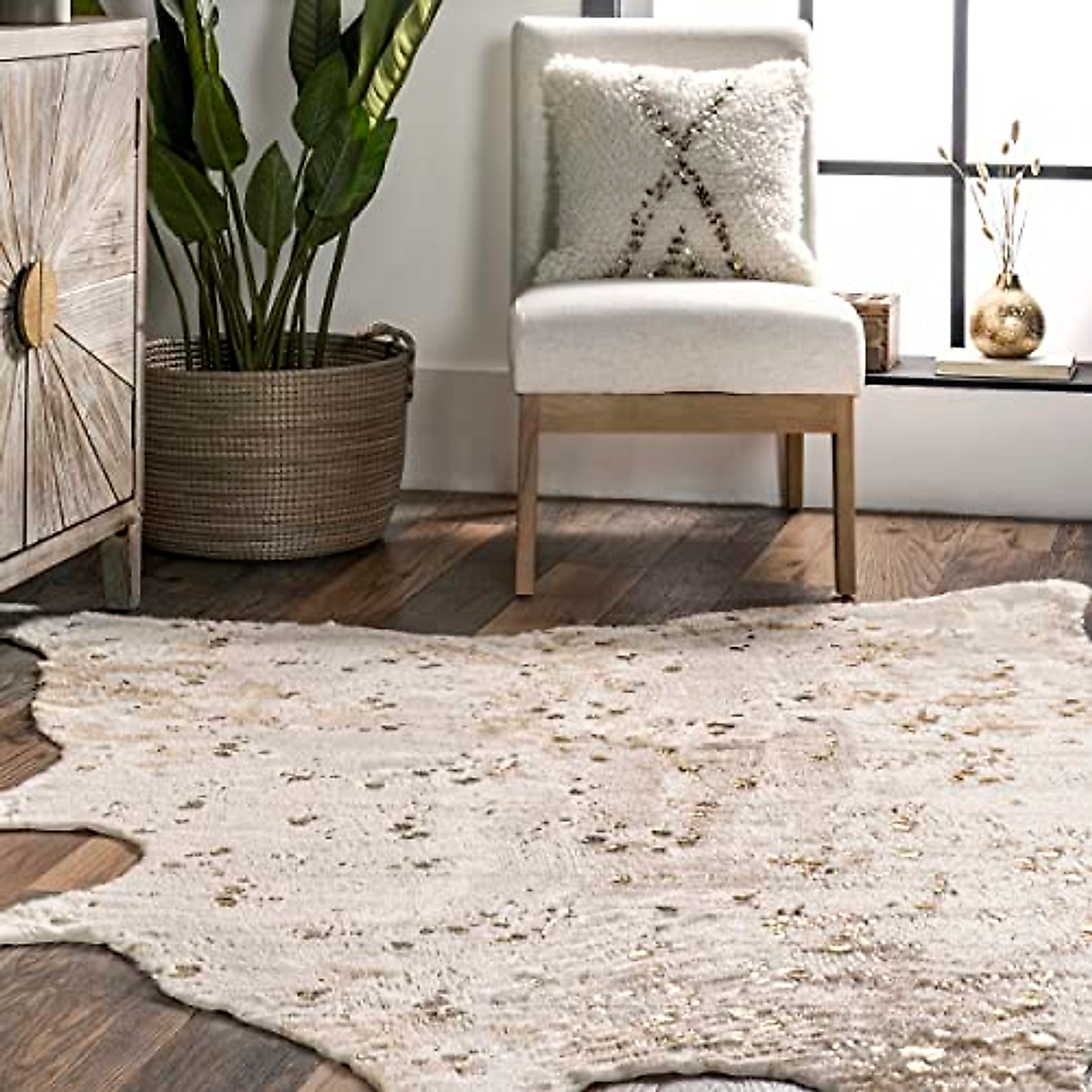 nuLOOM Iraida Contemporary Faux Cowhide Area Rug, 5' 9" x 7' 7", Off-white
