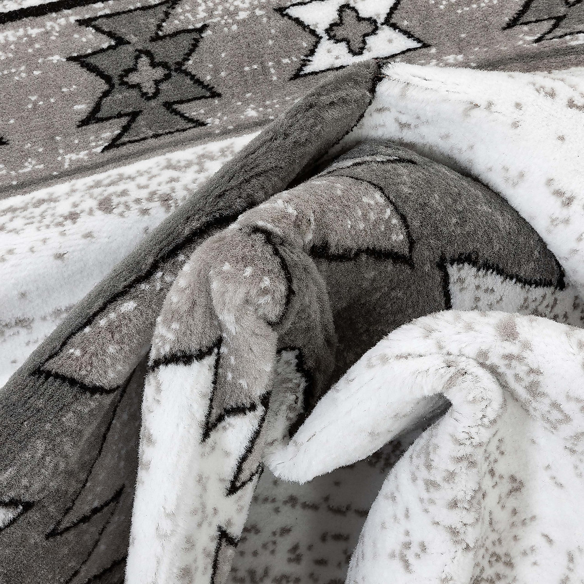 Well Woven Southwestern Rodrigo 5'3" x 7'3" Grey Area Rug