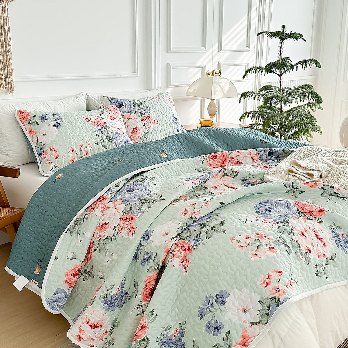 UOZZI BEDDING Botanical Quilt Set Queen Size 90x90 3 PC Reversible Soft Microfiber Lightweight Green Coverlet with Blue Red Flowers Bedspread Summer Bed Cover for All Season (1 Quilt+ 2 Shams)