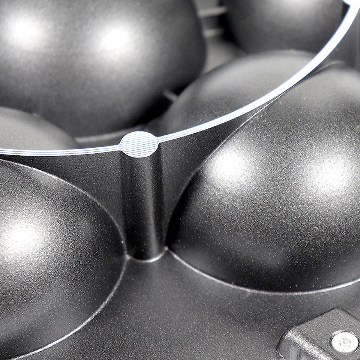 Shakven Cast Iron Biscuit Pan - Cake Pan with Handles, Pre-Seasoned Baking Set 7 Cake Baking Tray - Cake Pan for Scones, Cornbread, Muffins, Cup Cakes and Brownies