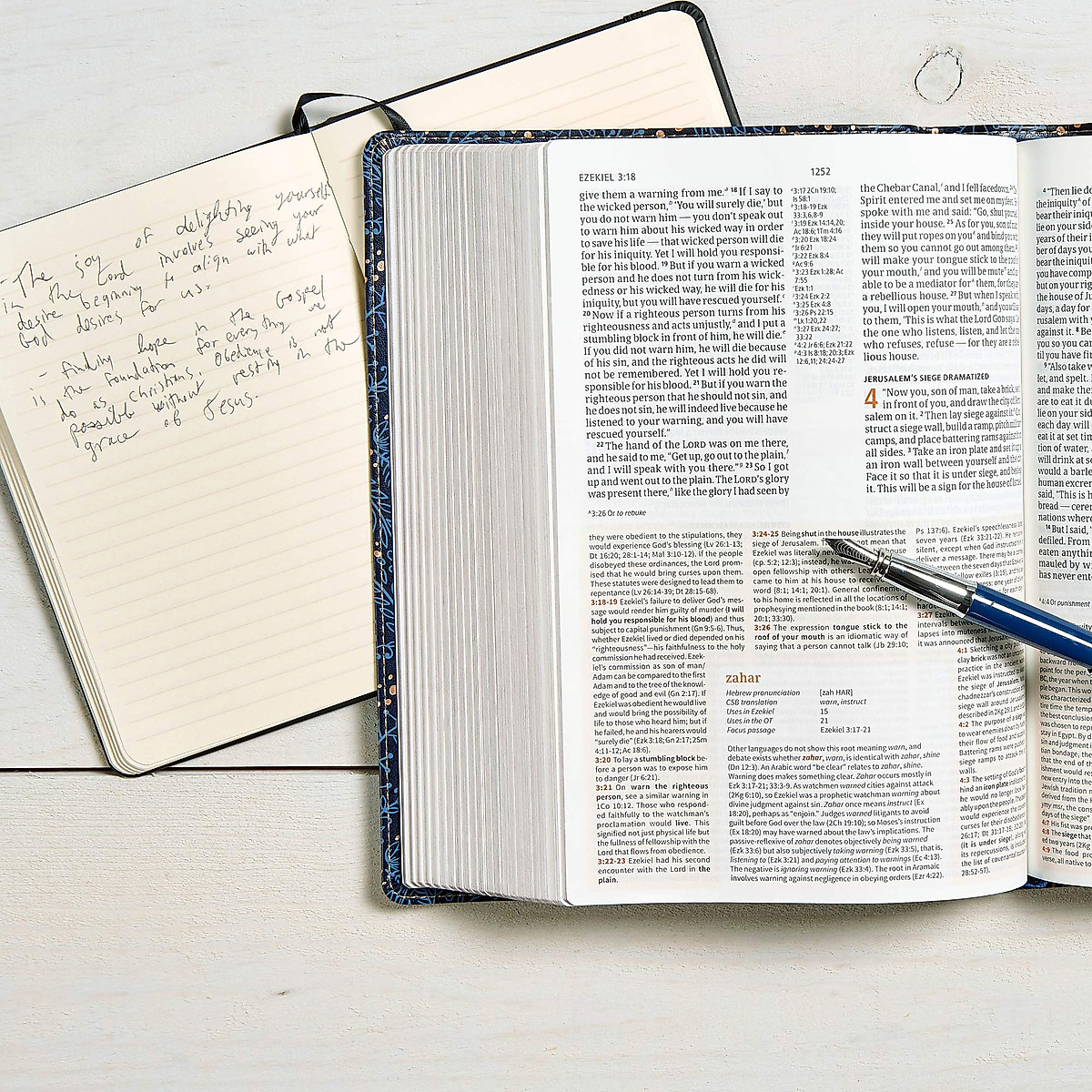 CSB Study Bible, Navy LeatherTouch, Red Letter, Study Notes and Commentary, Illustrations, Articles, Word Studies, Outlines, Timelines, Easy-to-Read Bible Serif Type