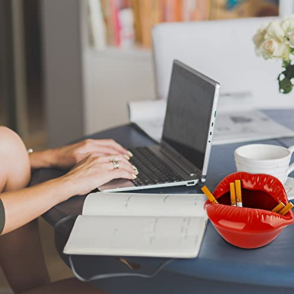 Loghot Creative Ceramic Cigarette Ashtrays with Lips Style Fashion Home Decorations (Light Red)