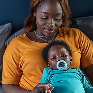 Tommee Tippee Breast-Like Pacifier, Skin-Like Texture, Symmetrical Design, BPA-Free Binkies, 0-6m, 4-Count