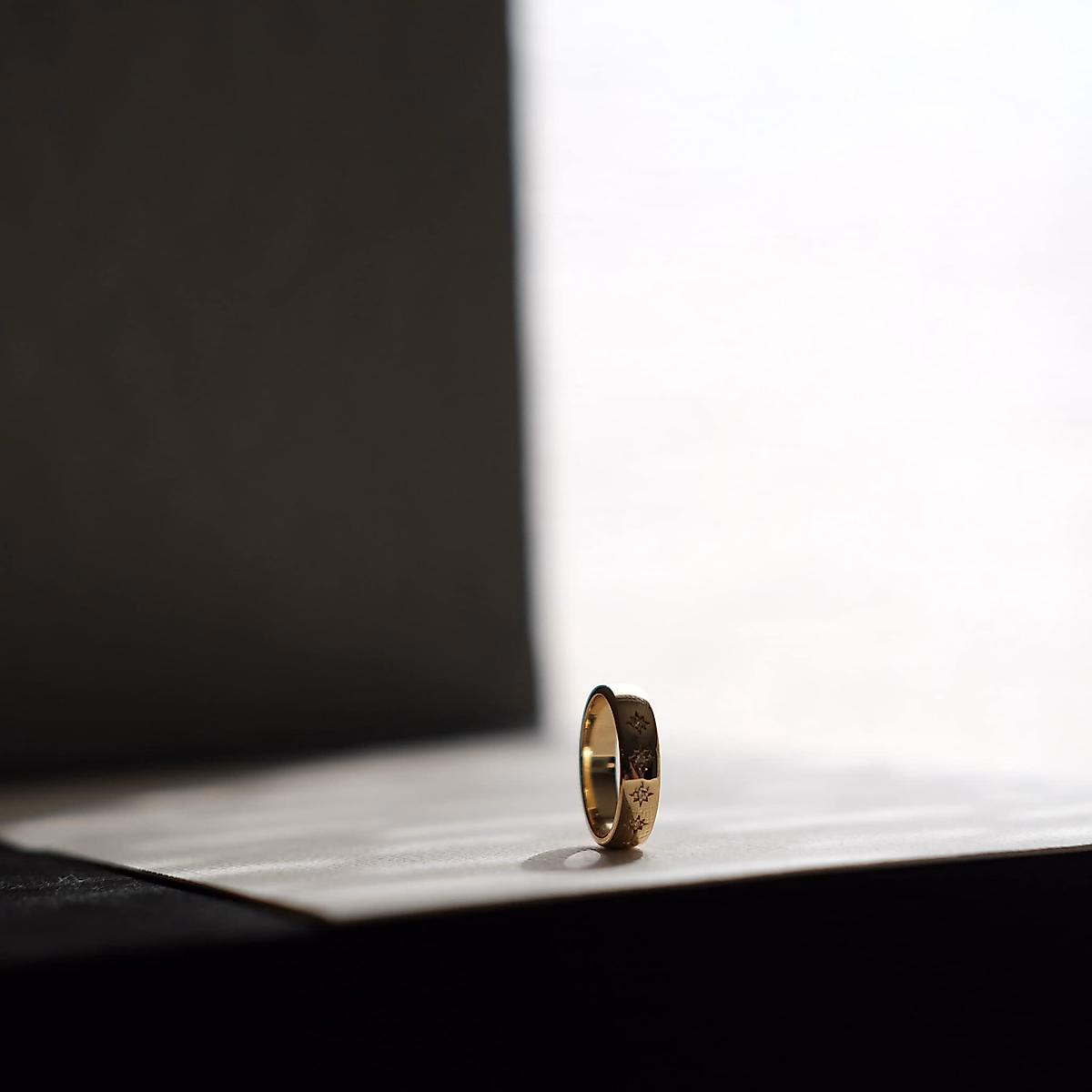 BLOSSOM & HUE Simple Star Set Band Ring | Starbust Gold Band Ring | 18K Gold Plated Thick Statement Ring | Size 8 |