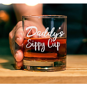 CARVELITA Daddy's Sippy Cup Whiskey Glass - First Time Dad Gifts - 11oz Engraved Old Fashioned Bourbon Rocks Glass - Gifts For New Dad - Dad To Be Gifts - Happy Birthday Daddy - New Dad Gifts For Men