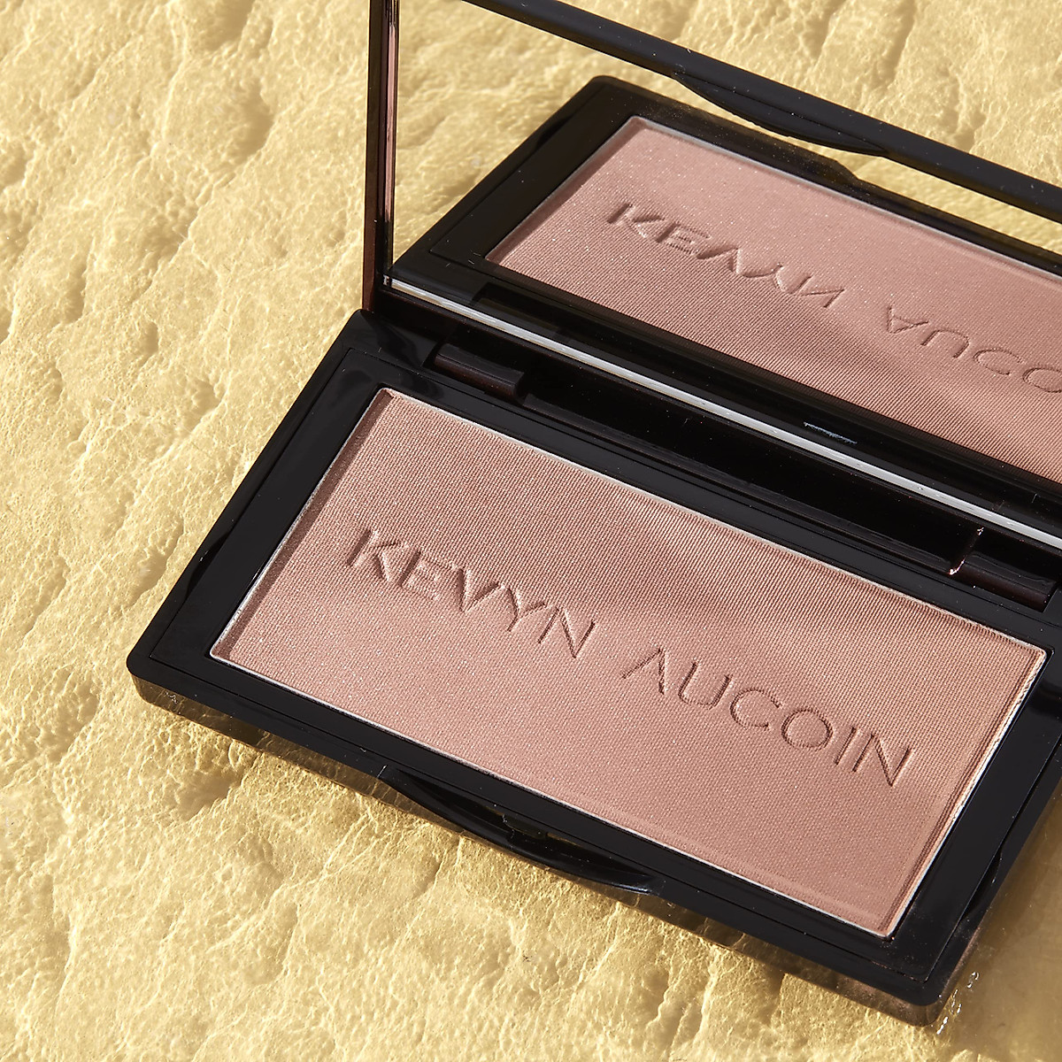 Kevyn Aucoin The Neo-Bronzer, Sunrise Light: 3 in 1 makeup palette. Highlighter, blush & bronzer in one smooth gradient makeup compact. Shimmer & matte in light, medium & deep. Sun-kissed to bronzed.