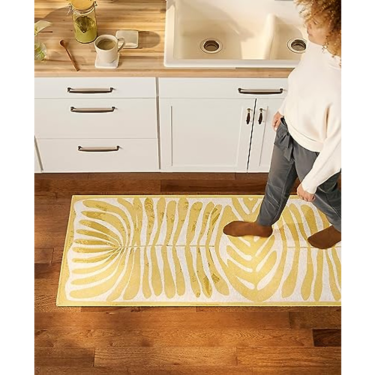TOWN & COUNTRY LUXE Livie Matisse Cutout Everwash™ Washable Multi-Use Decorative Rug, Kitchen Runner Rug, Low-Profile Door Mat, Bedroom Rug and Dorm Room Rug with Non-Slip Backing, Gold, 24"x72"