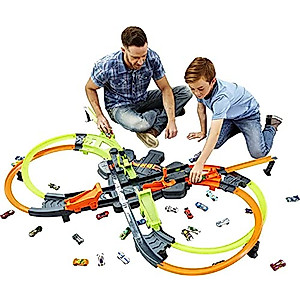 Hot Wheels Toy Car Track Set Colossal Crash, More Than 5-Ft Wide, Powered by Motorized Booster, 1:64 Scale Car