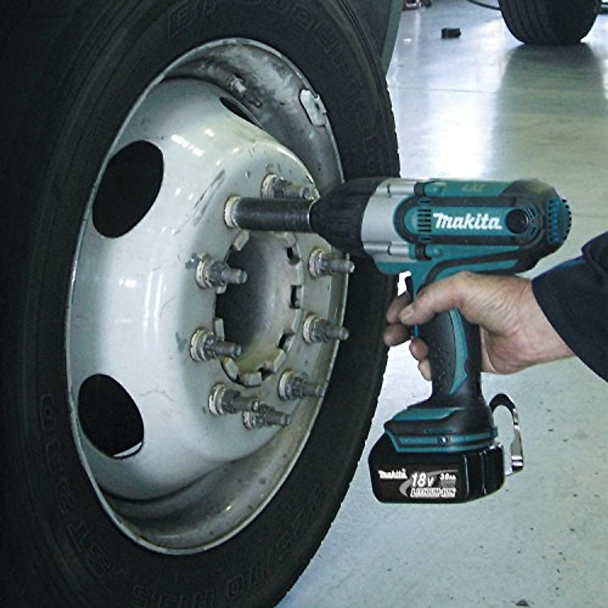 Makita XWT04S1 18V LXT® Lithium-Ion Cordless 1/2" Sq. Drive Impact Wrench Kit (3.0Ah)