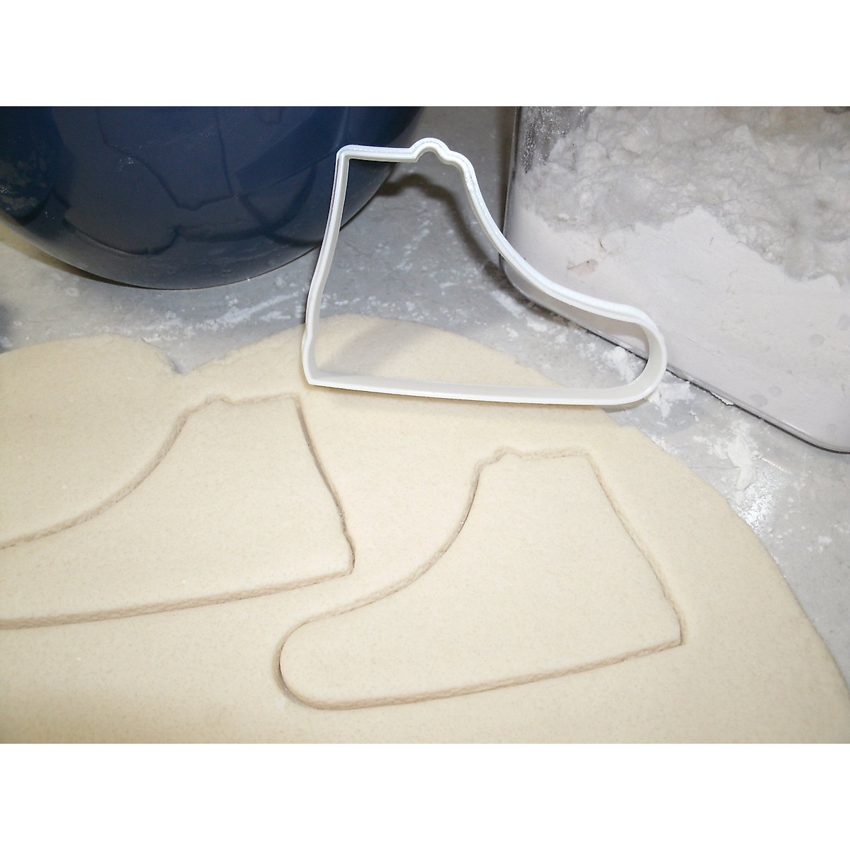 SHOES OUTLINE SNEAKERS SKATING SPORTS COOKIE CUTTER BAKING TOOL USA PR668