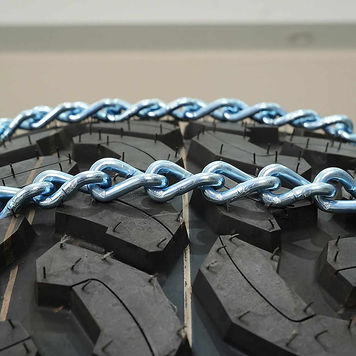 SCITOO QG2228CAM Snow Chains for Car Pickup Trucks SUV,Universal Emergency Tire Traction Chain,Anti-Skid Thickening Tire Chains Width 225 235 245 255 265 275 285 295(15" 16" 17" 18" 19" 20")- Set of 2