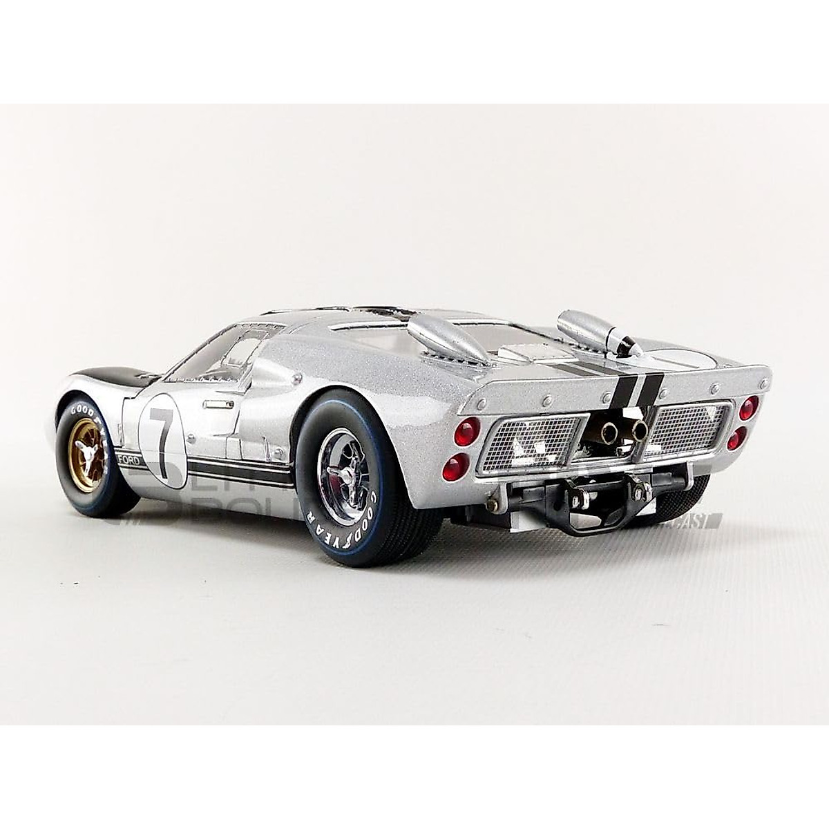 Shelby Collectibles SC404S 1966 Ford GT-40 MK 2 Silver No.7 1-18 Diecast Car Model