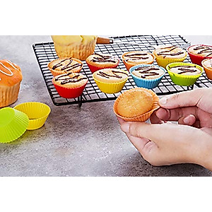 Mirenlife Silicone Cupcake Liners Reusable Silicone Baking Cups Nonstick Muffin Molds Easy Clean Silicone Muffin Liners, 24 Pieces in 8 Rainbow Colors