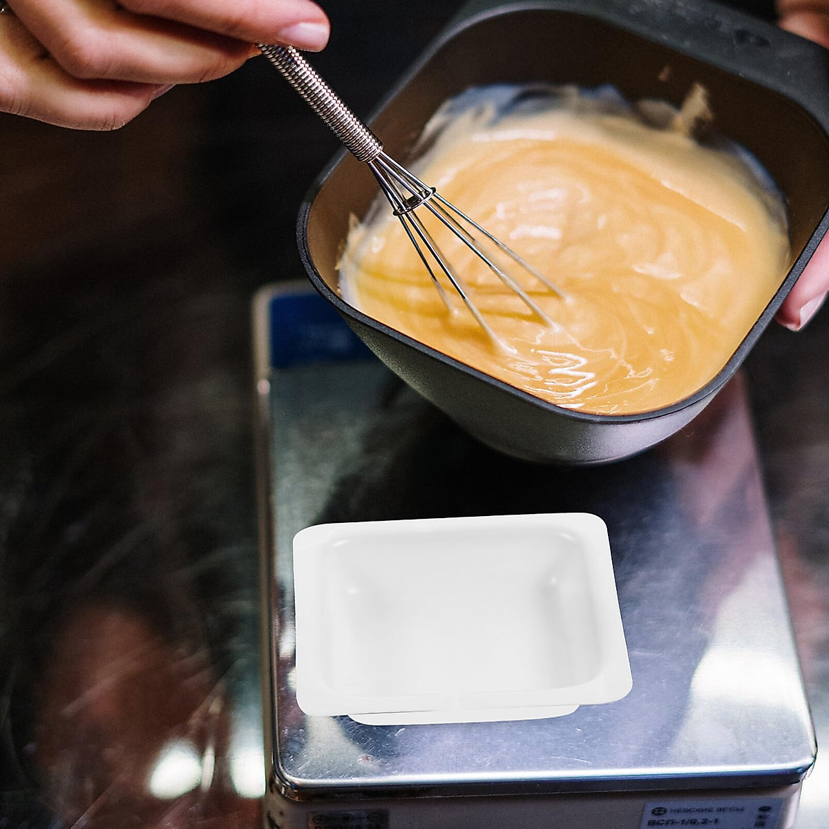 Baluue Weigh Boats - 20pcs Plastic Square Large Weigh Boats for Scale, Anti-Static Weighing Dishes for Powders Liquids, Lab Boat Dish Container Lab Mixing Pan for Measuring