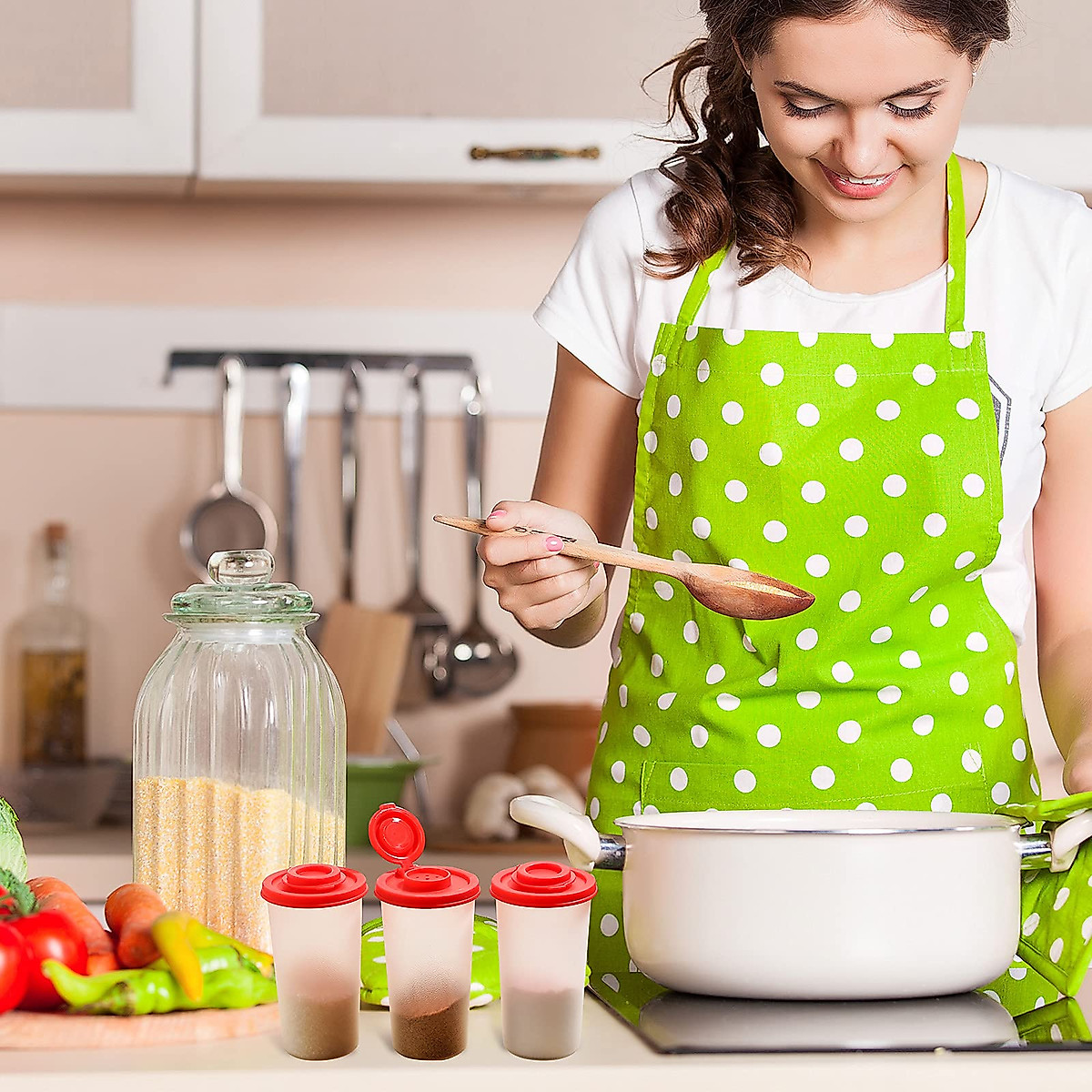 4 Pcs Salt and Pepper Shakers Set Large Salt Dispenser Camping Picnic Salt Shaker with Lid Plastic Salt and Pepper Shakers with Lids Picnic Salt and Pepper Jar Container for Salt Sugar Spice (Red)