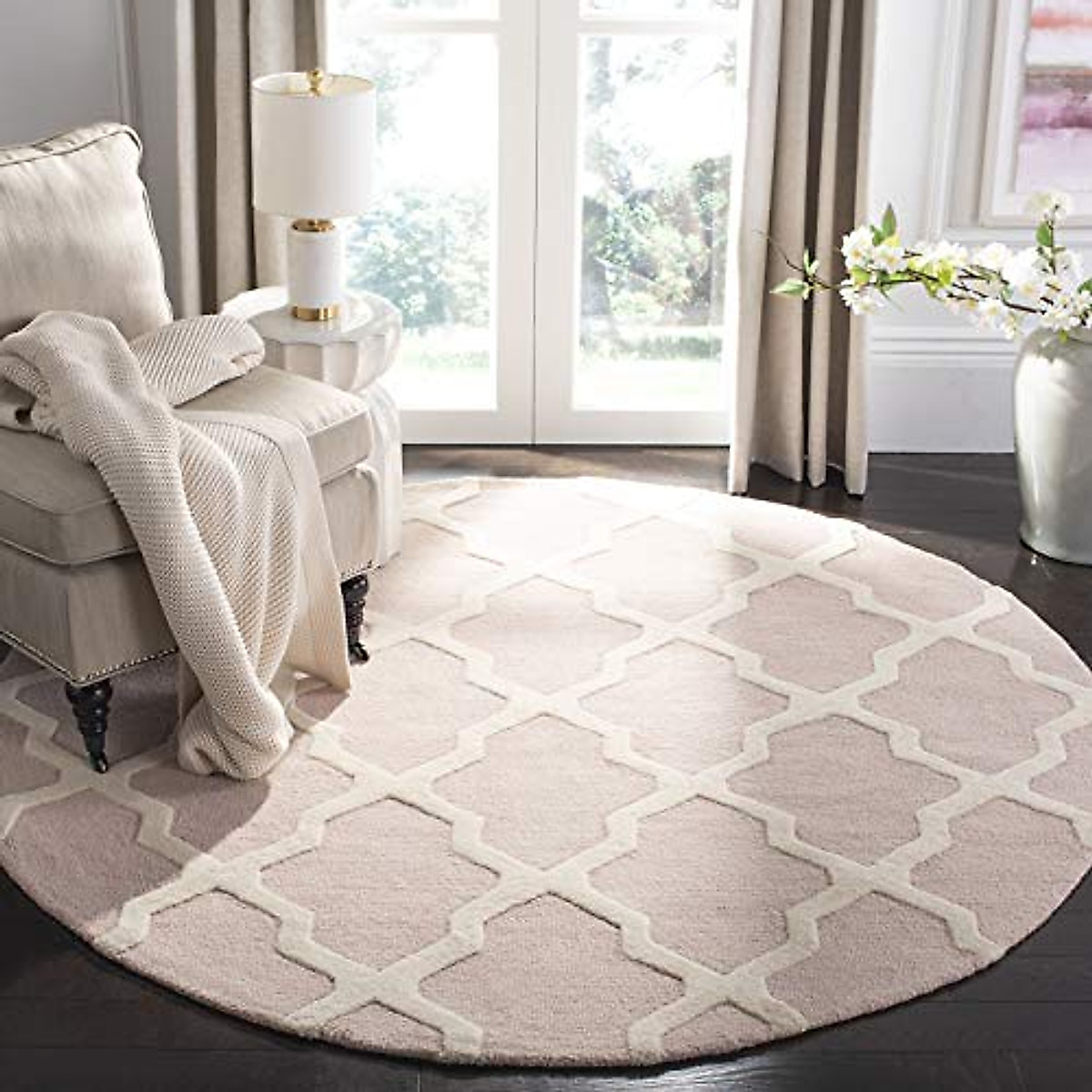 SAFAVIEH Cambridge Collection 4' Round Light Pink / Ivory CAM121M Handmade Trellis Premium Wool Area Rug