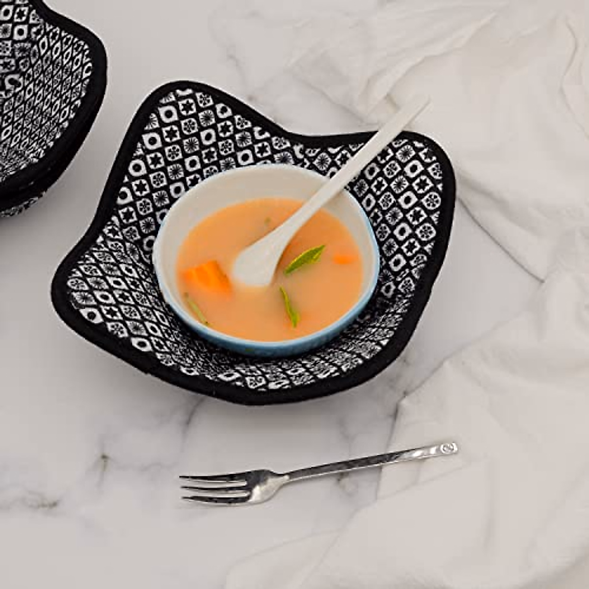 Sheff Microwave Bowl Cozy Huggers Set of 4 – Durable and Reliable – for Hot and Cold Bowls, Plates and Dishes Bowl Holder for Microwave – Bowl Cozies Ideal Household Gift Store (Black and White)