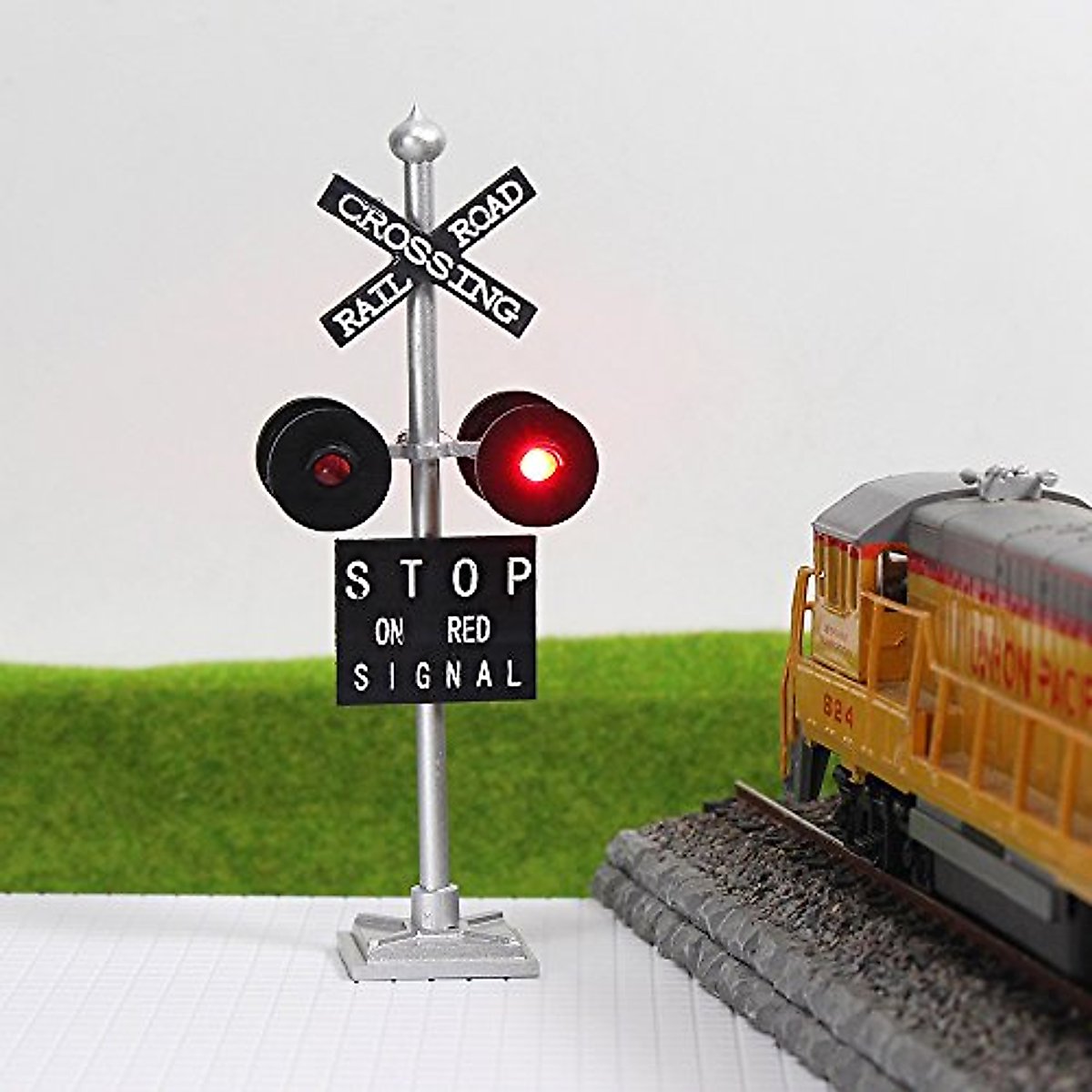 JTD876RP 1 Set HO Scale Railroad Train/Track Crossing Sign 4 Heads LED Made + Circuit Board Flasher-Flashing Red Train Signal Lights Decoration and Party