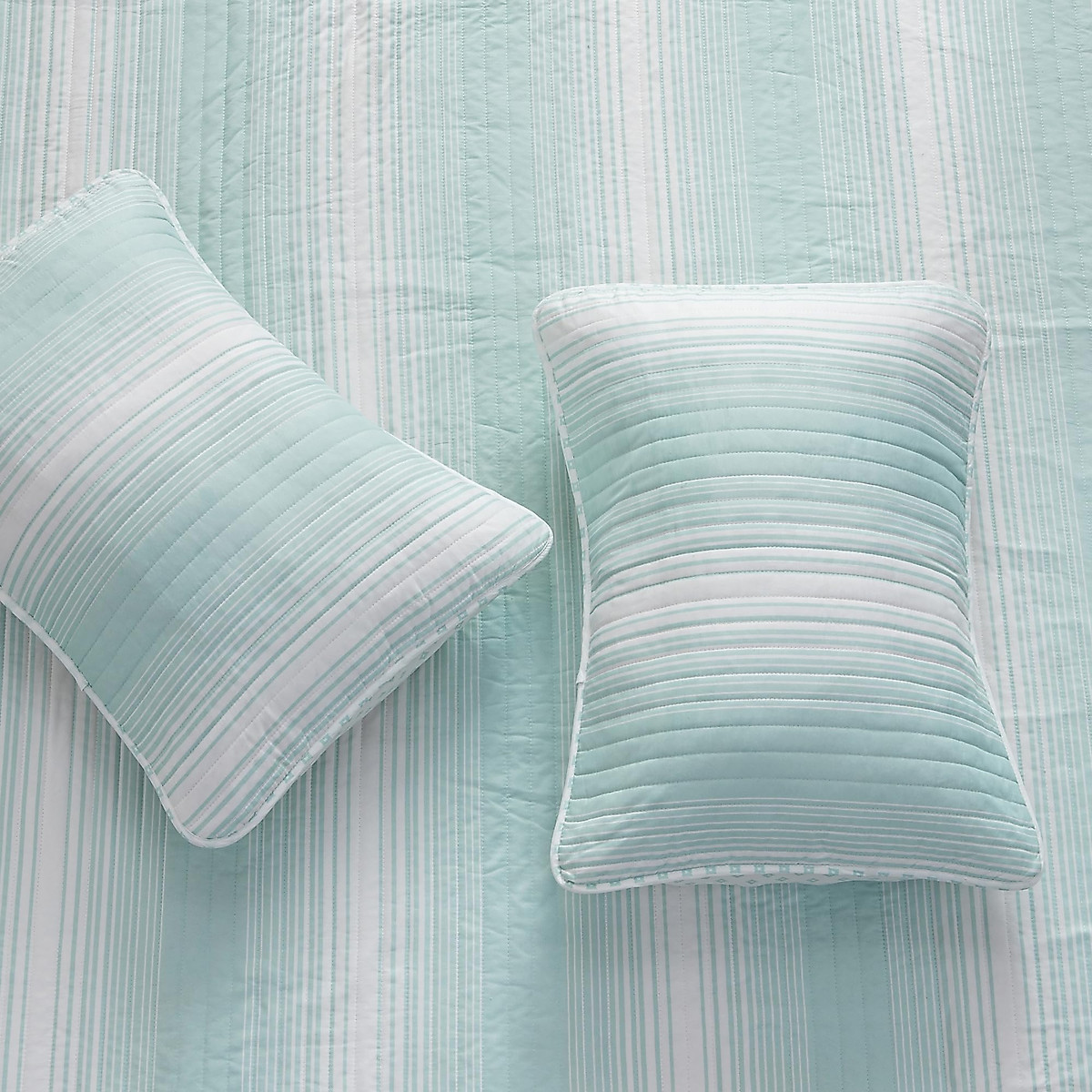 Great Bay Home 2-Piece Reversible Blue Twin/Twin XL Quilt Comforter with 1 Sham | Lightweight, All-Season, Cozy, Modern Bedspreads | Ombre Striped Coverlet Sets | Everette Collection