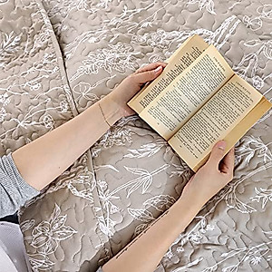 JANZAA Quilt Queen Size Oatmeal Bed Spread with White Floral Pattern Botanical Microfiber Quilts Set Lightweight Comforter 3 Pieces Reversible Bedding Set (1 Queen Quilt and 2 Pillow Cases)