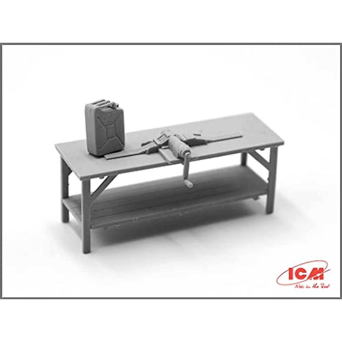 ICM 48081 - RAF Pilots and Ground Personnel (1939-1945) (7 Figures - 3 Pilots, 3 Mechanics, 1 Wren Member, and Dog Figure) - Scale 1:48