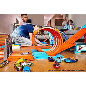 Hot Wheels Race Crate with 3 Stunts in 1 Set Portable Storage Ages 6 to 10