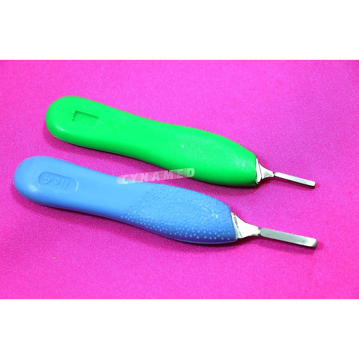 200 Scalpel Blades #10 + #20 with #3#4 Plastic Handle - Suitable for Dermaplaning (CYNAMED)