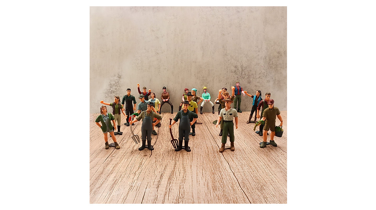 Hiawbon 26 Pcs Miniature Farmer Action Figures