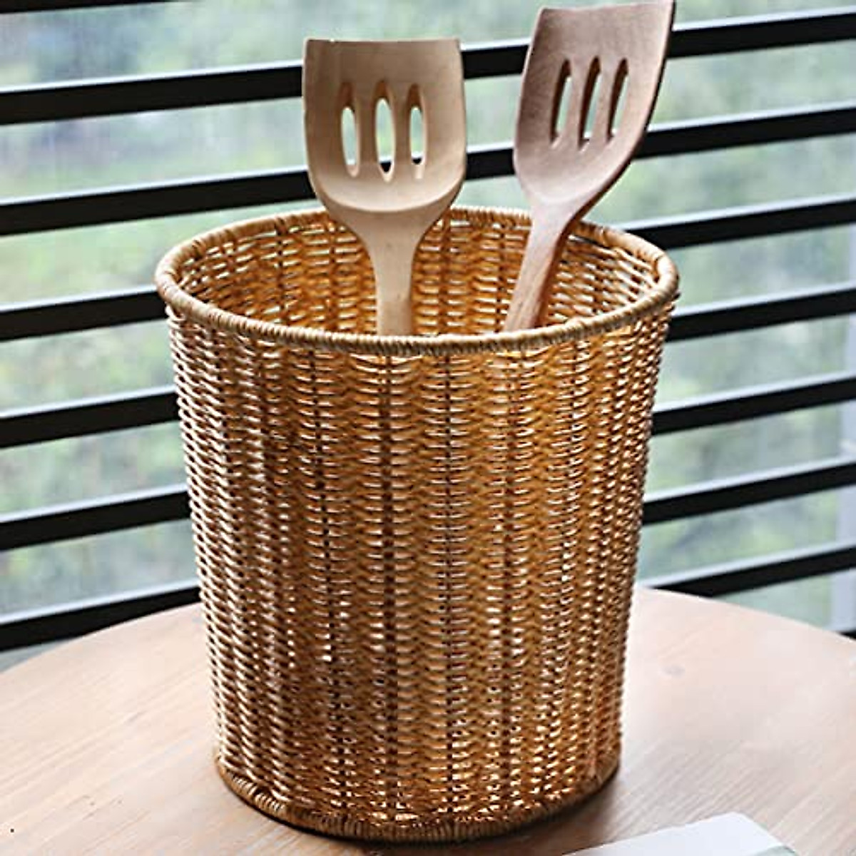Housoutil Bathroom Trash Bin Rattan Round Waste Basket with Lid Woven Trash Can Garbage Container Bin Flower Basket for Bathroom Kitchen Home Office Large Wicker Basket