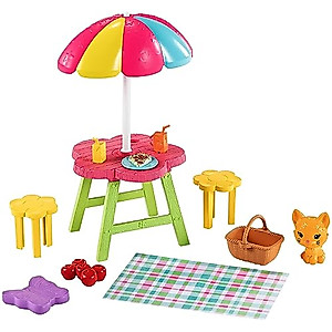 Barbie Chelsea Picnic Playset with Chelsea Doll (6-in Blonde), Pet Kitten, Picnic Table, Umbrella, Basket & Accessories, Gift for 3 to 7 Year Olds