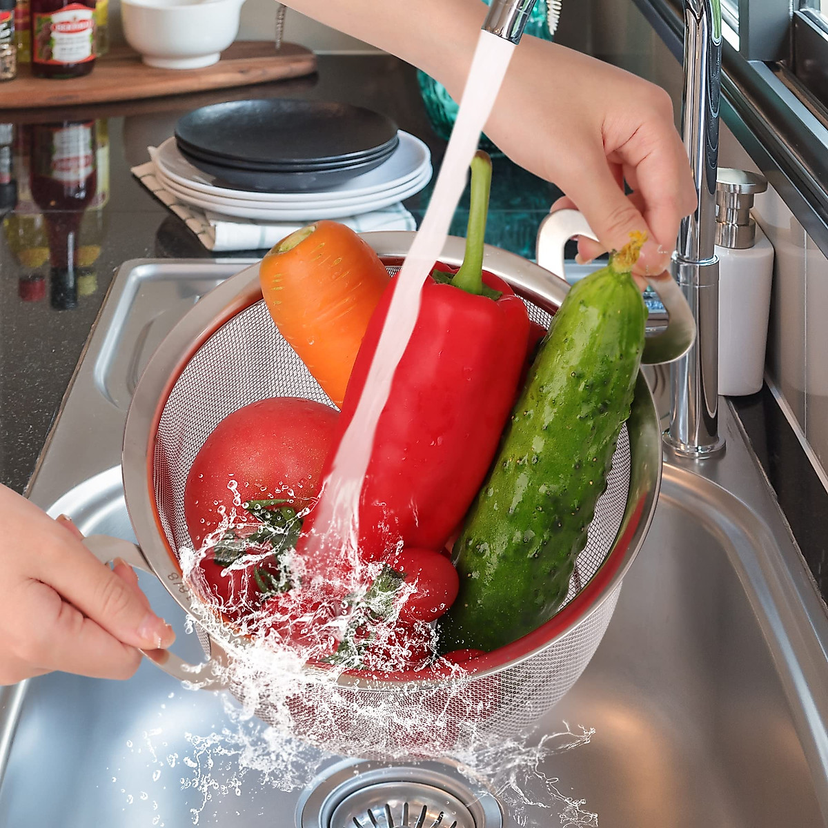 Tiawudi 2 Pack Strainers for Kitchen, 18/8 Stainless Steel Colander with Handles, Fine Mesh Strainer for Pasta, Rice and Fruit, Sieve with Resting Feet to Strain, Rinse, Steam or Cook Vegetables