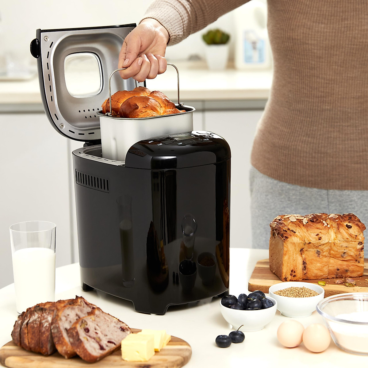 Amazon Basics 2 Pound Non-Stick Bread Making Machine, Black