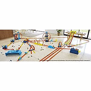 Hot Wheels Track Builder Unlimited Stunt Crash Box Play Set with 18 Building Components in Storage Box with Lid & One 1:64 Scale Hot Wheels Car, Awesome Gift for Kids 6 to 12 Years Old