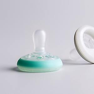 Tommee Tippee Breast-Like Night Pacifier, 6-18 Months with Breast-Like Shape and Glow in The Dark Technology, 4-Count, Blue/Yellow