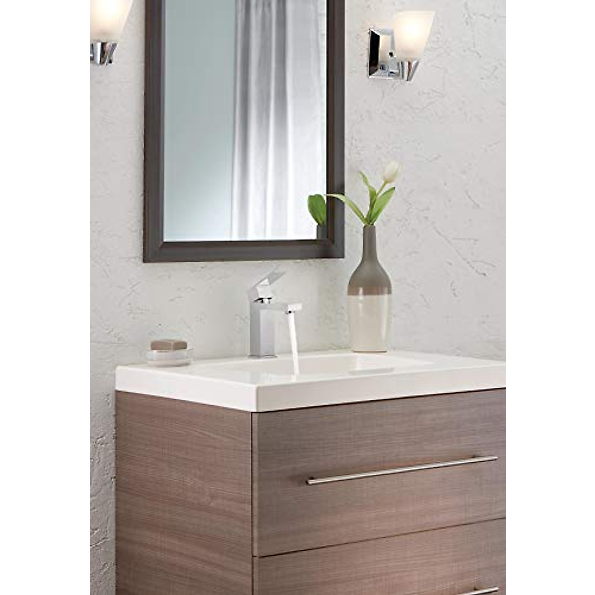 Delta Faucet Modern Single Hole Bathroom Faucet, Single Handle Chrome, Bathroom Sink Faucet, Drain Assembly, Chrome 567LF-PP