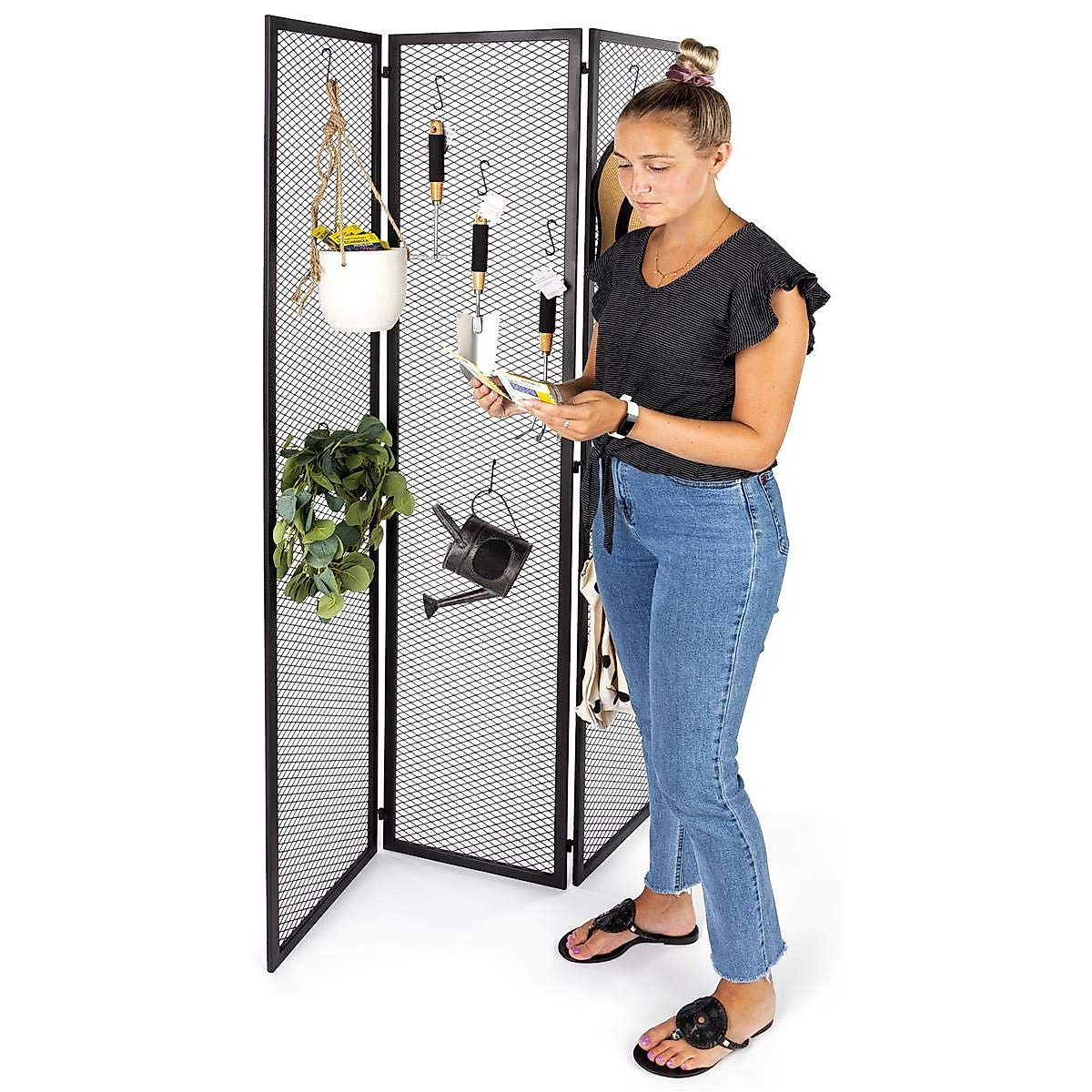 Displays2go Metal Mesh Display Screen, Three Panels, 45" W x 72" H, Iron Mesh Retail - Black (SMMMFSD)