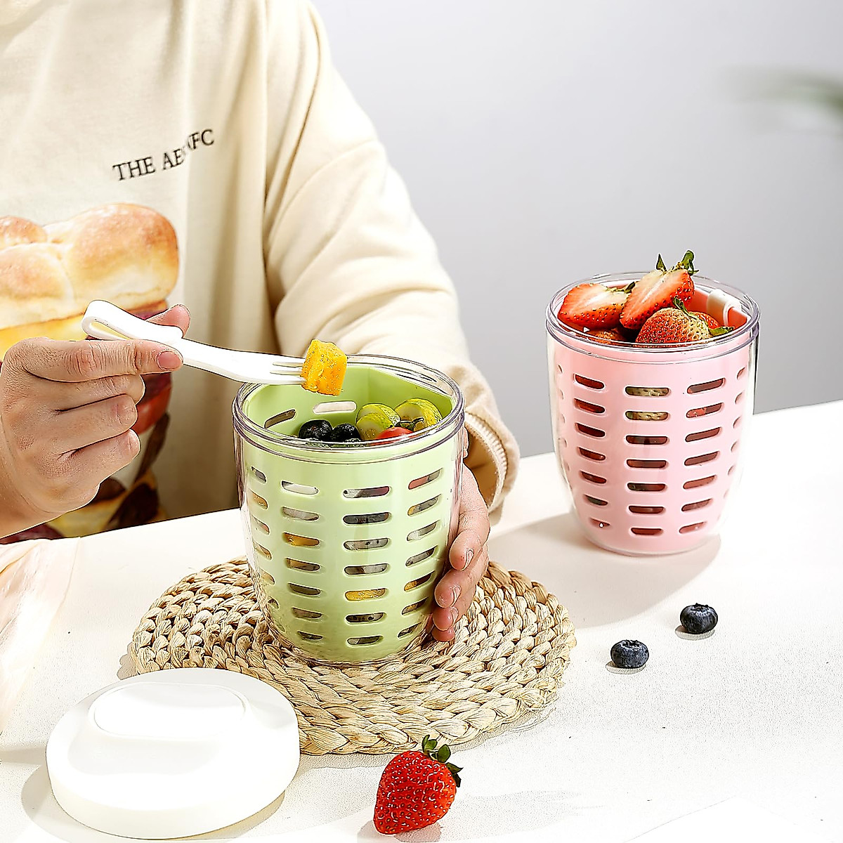 daasigwaa Fresh Fruit Salad Storage Cup To Go With Lids, Fork & Drain Baskets, Reusable Leakproof Food Storage Containers With Removable Colander Keep Fruits, vegetables Fresh Longer, 22 oz(Pink)
