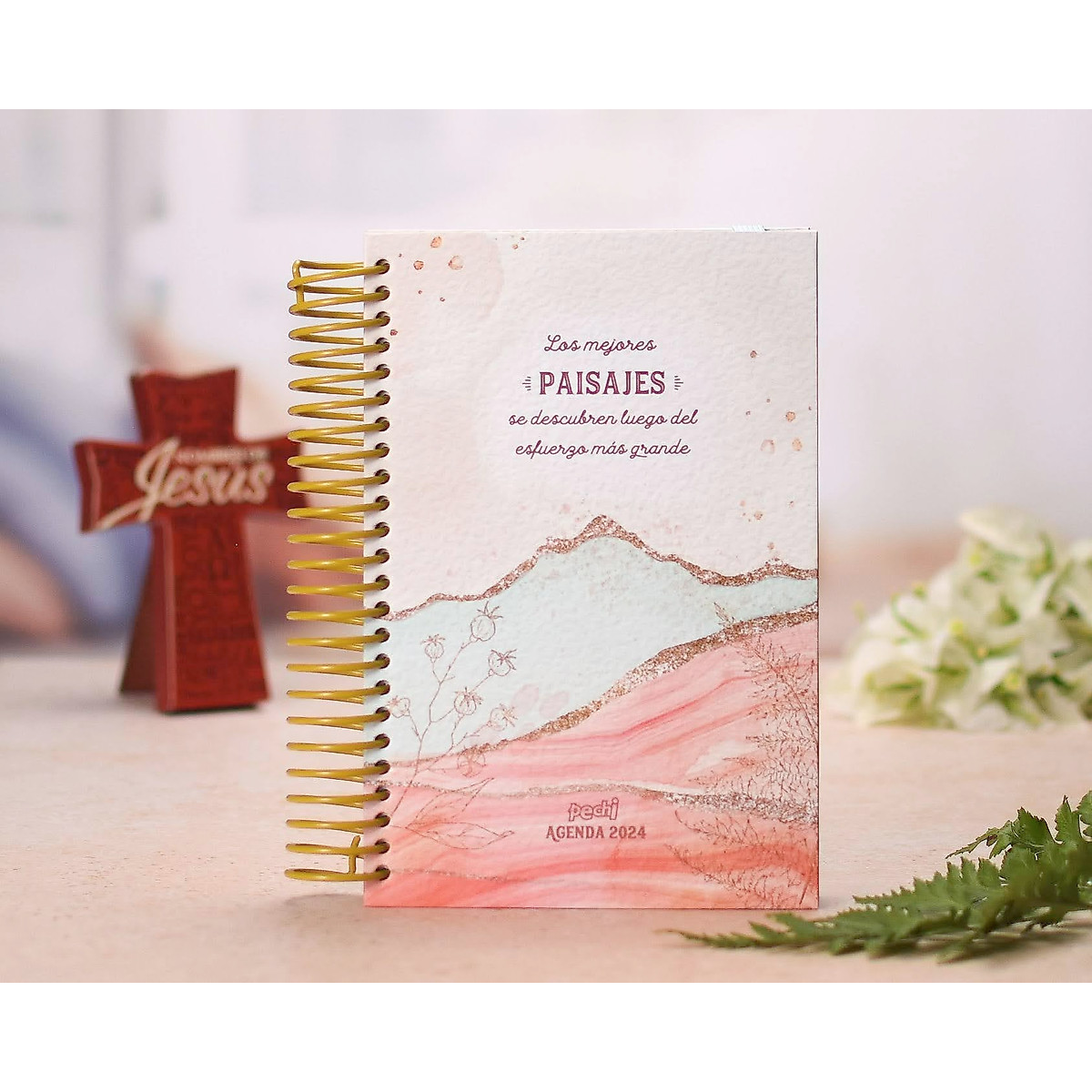 Agenda Pechi 2024 (Inspirational Christian Planner in Spanish). Tapa dura. Encuadernado espiral plástico. Devocionales, frases y versículos entre otras herramientas. Enero-Diciembre. 1 página por día